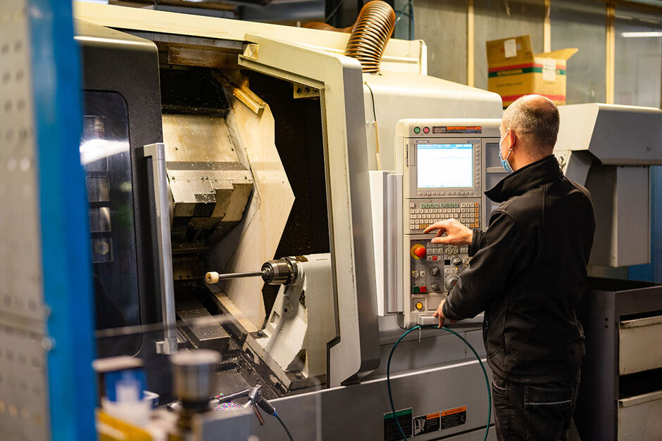 Bearbeitung | Stanzen, Schleifen, CNC- oder Oberflächenbearbeitung